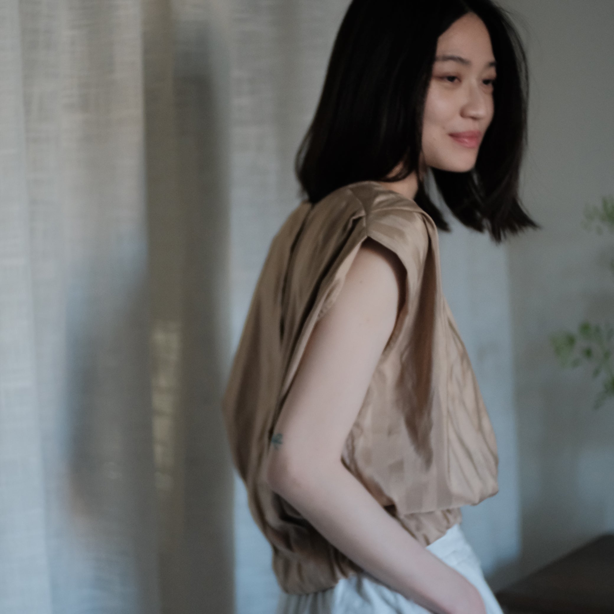 唐新雅 Xinya Tang - 寬肩打褶綁帶上衣 – moonmist.atelier